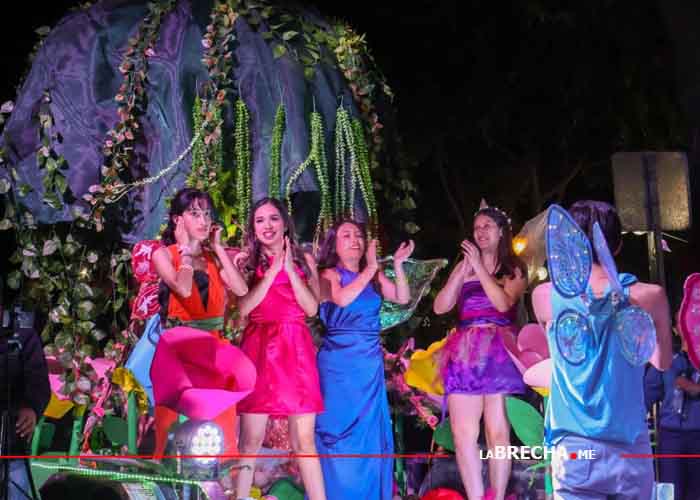 Compañía Artística UAMRA en el Podio del Carnaval Matehuala